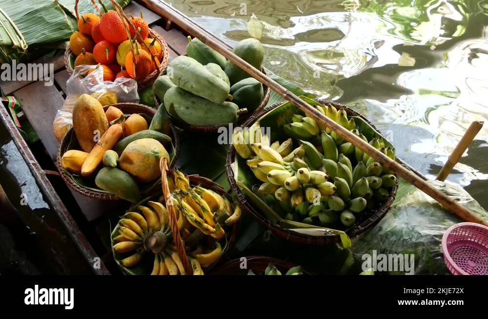 Iconic asian Lat Mayom floating market. Khlong river canal, long-tail ...