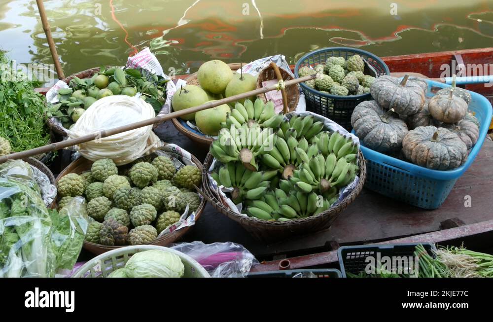 Iconic asian Lat Mayom floating market. Khlong river canal, long-tail ...
