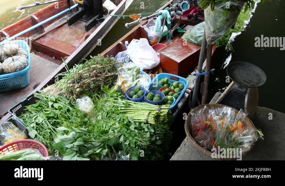 Iconic asian Lat Mayom floating market. Khlong river canal, long-tail ...