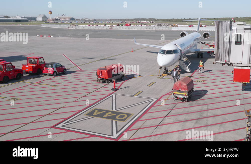 Deplane Stock Videos & Footage - HD and 4K Video Clips - Alamy