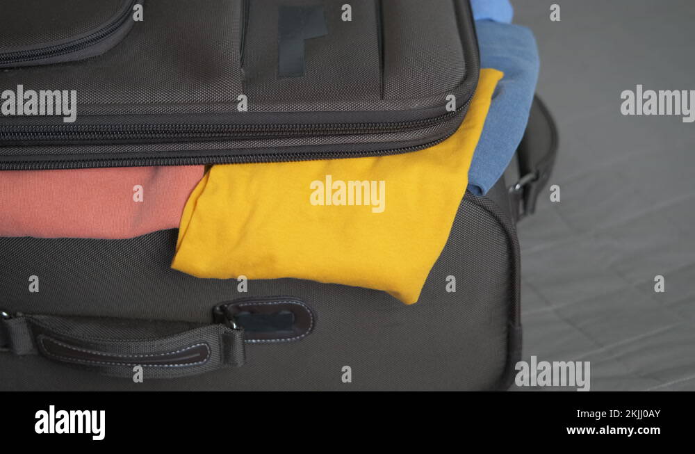 Overfilled luggage Stock Videos & Footage - HD and 4K Video Clips - Alamy
