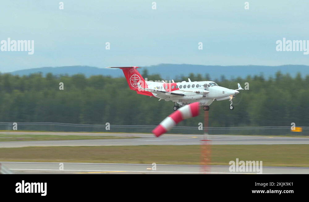 airplane beech king air b350 sundt air landing runway panning right ...