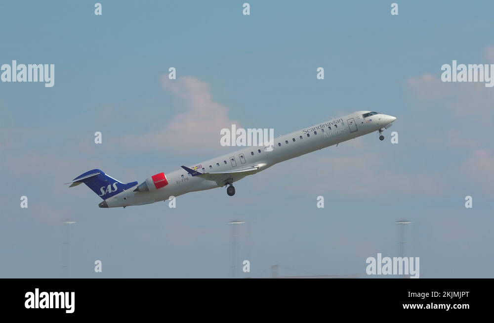 airplane bombardier crj 900 takeoff side view sas scandinavian airlines ...