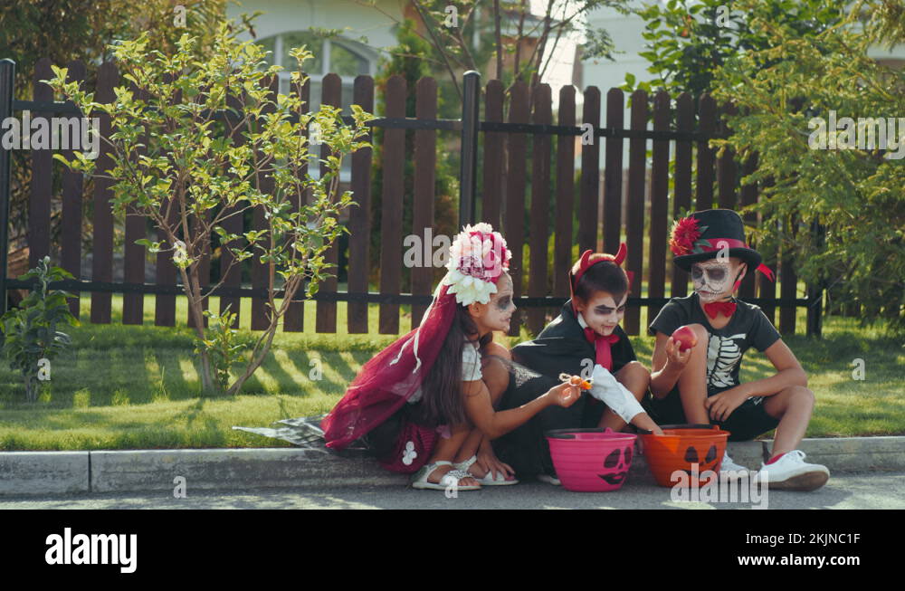 Throwing the horns Stock Videos & Footage - HD and 4K Video Clips - Alamy