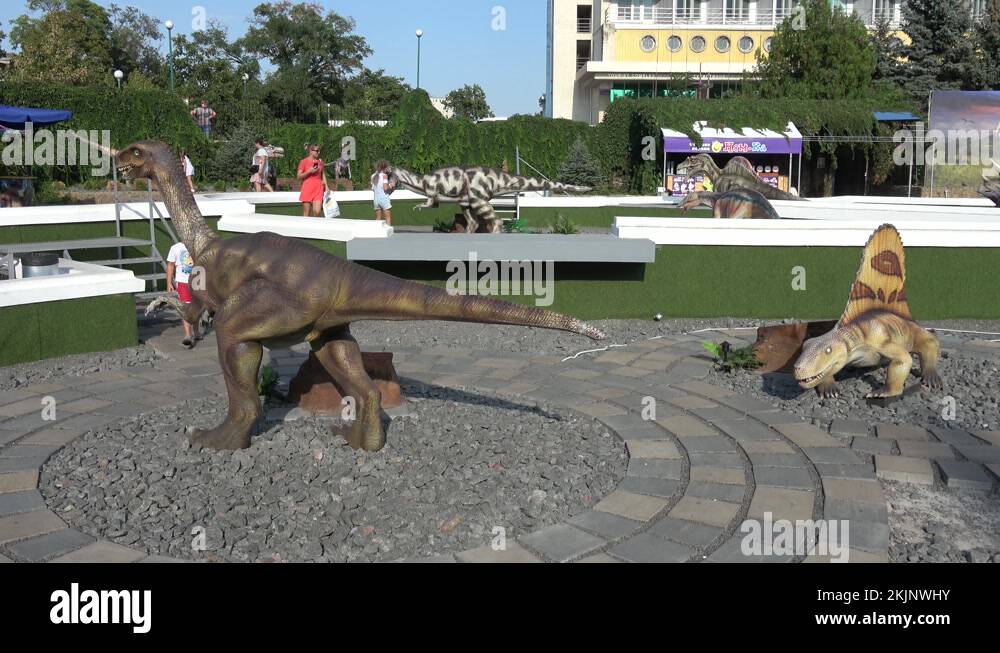 Moving dinosaurs Stock Videos & Footage - HD and 4K Video Clips - Alamy