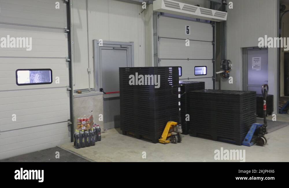 Cargo loading door Stock Videos & Footage - HD and 4K Video Clips - Alamy