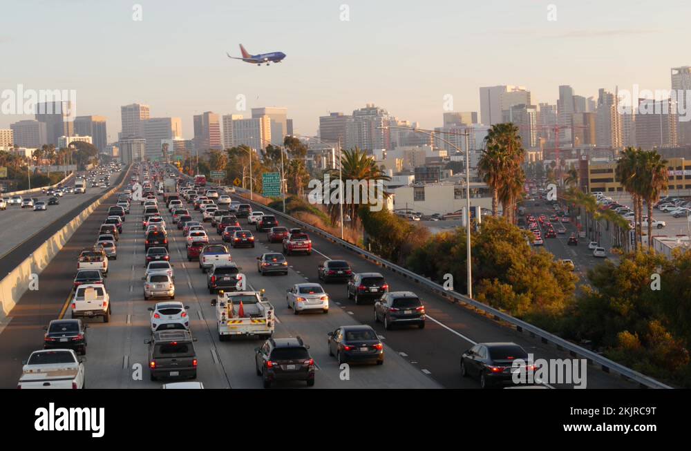 SAN DIEGO, CALIFORNIA USA - 15 JAN 2020: Busy intercity freeway ...