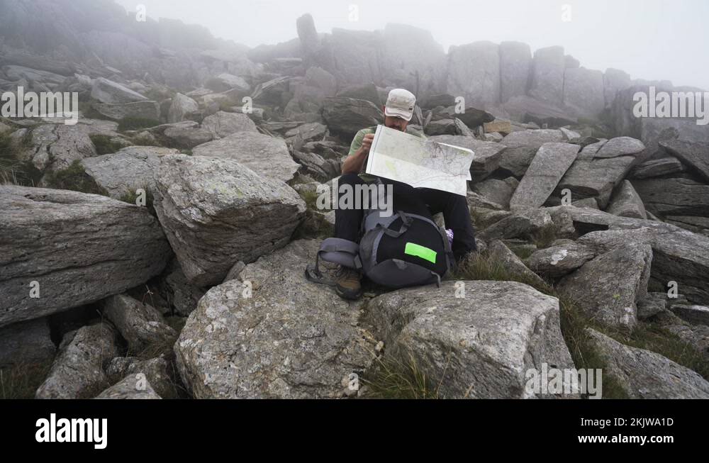 Man reading a map Stock Videos & Footage - HD and 4K Video Clips - Alamy