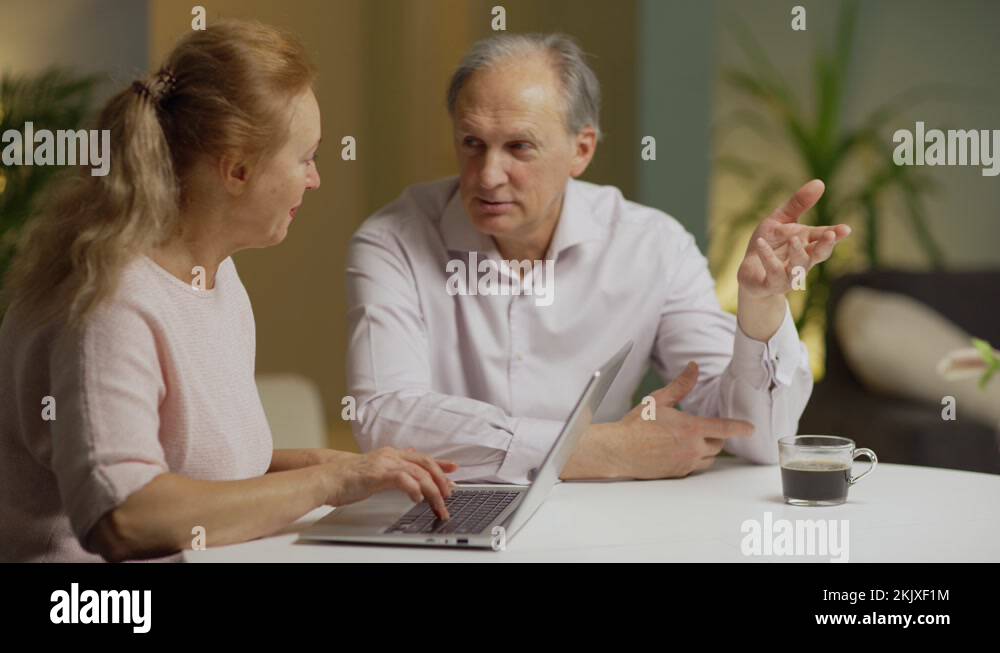 Composing email Stock Videos & Footage - HD and 4K Video Clips - Alamy