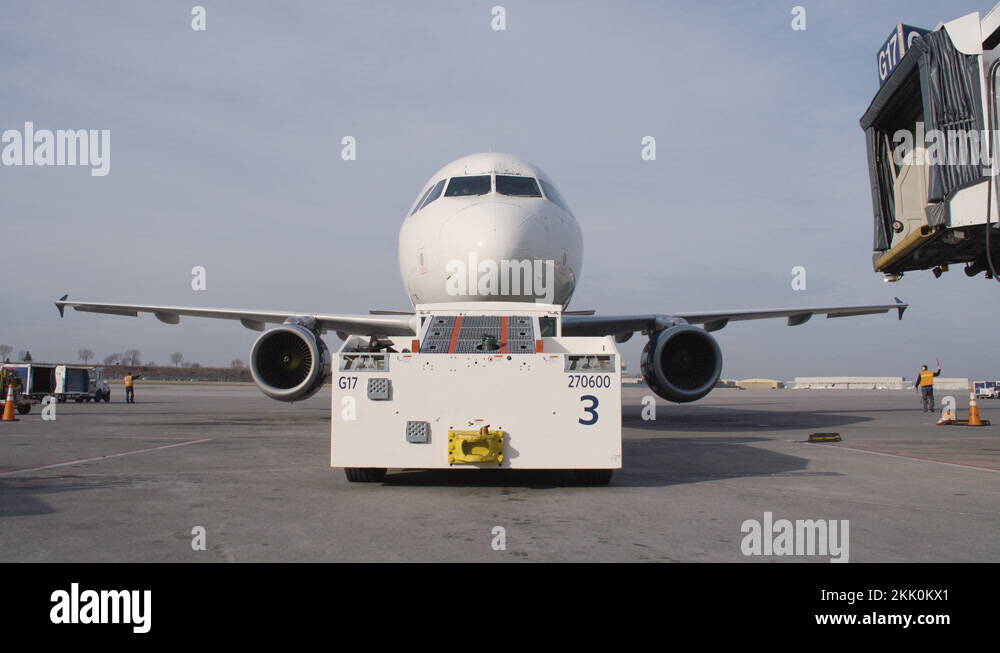 Push back tug Stock Videos & Footage - HD and 4K Video Clips - Alamy