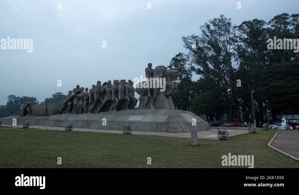 hyper lapse do monumento das bandeiras na região do parque ibirapuera ...