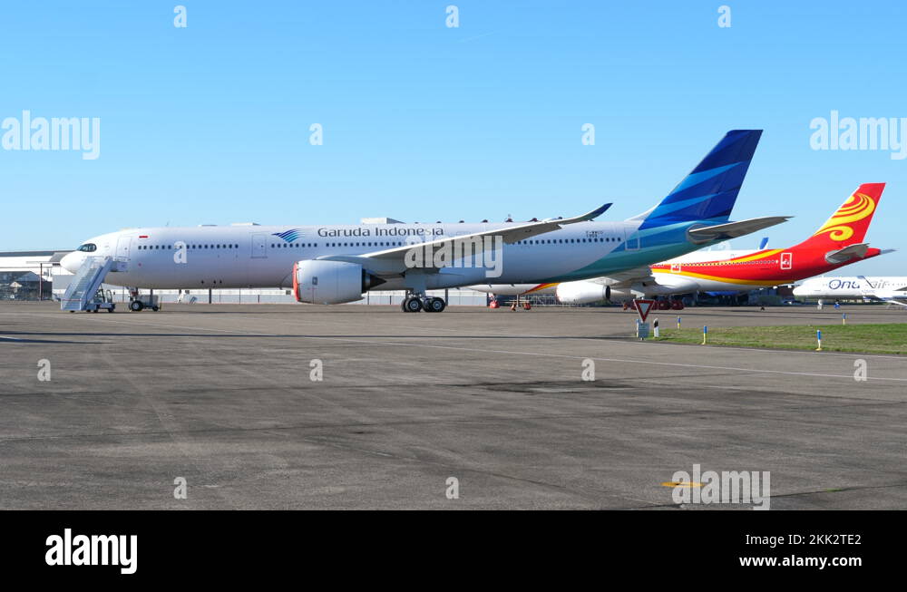 Airplanes airliners Stock Videos & Footage - HD and 4K Video Clips - Alamy