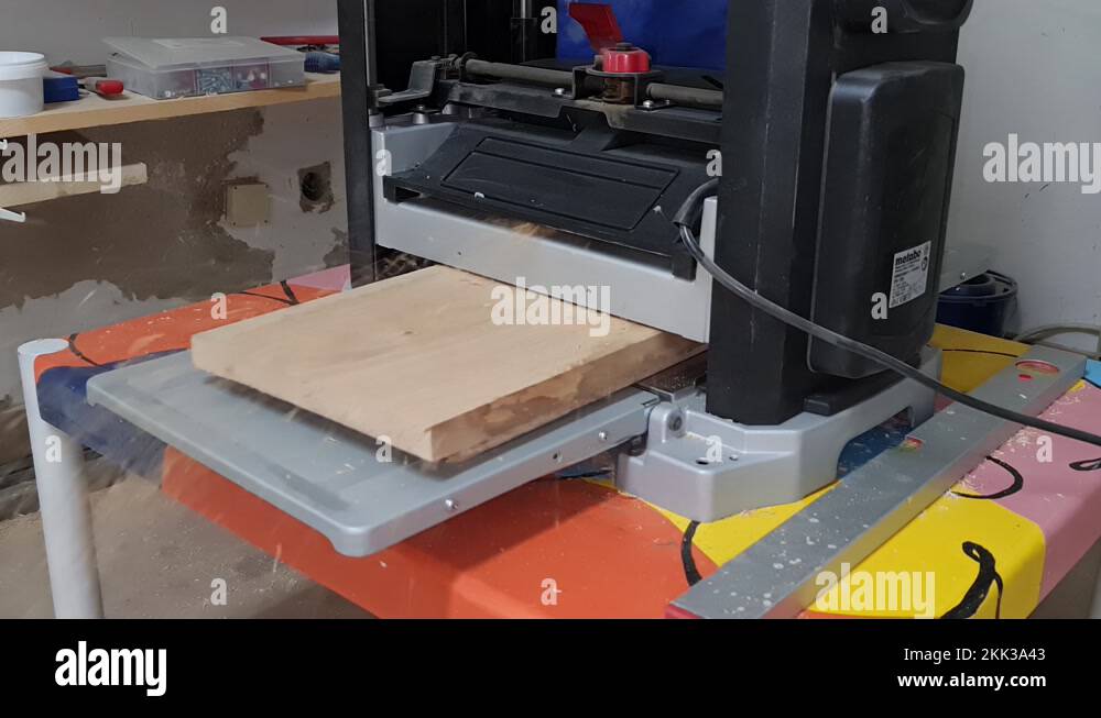 Using Thickness planer to flatten Oak Planks in small wood working shop ...