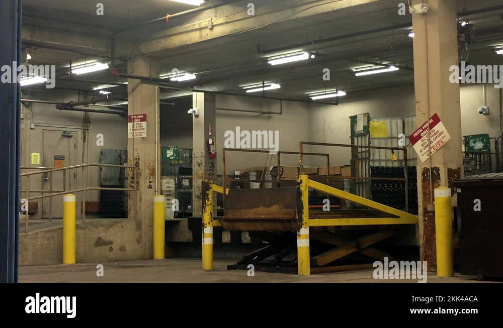 Truck loading bays Stock Videos & Footage - HD and 4K Video Clips - Alamy