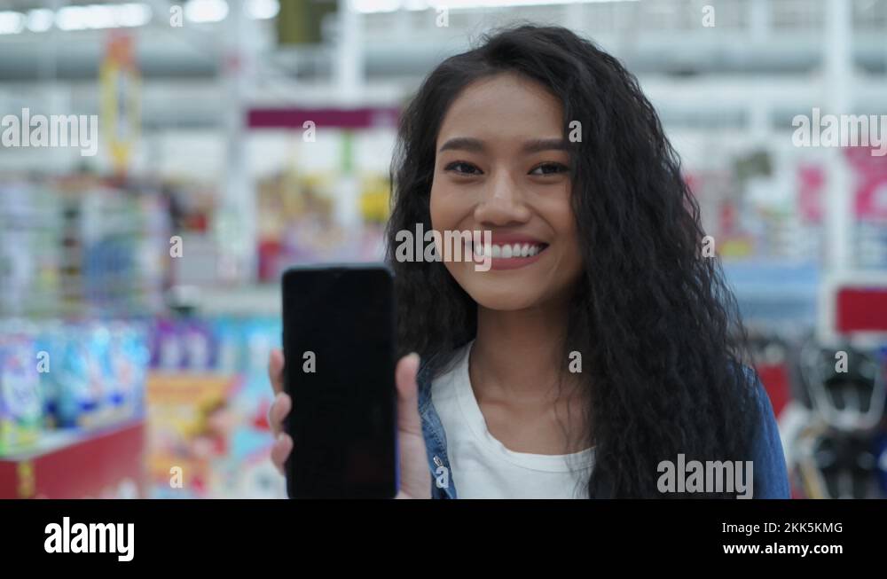 Shopping concepts of 4k Resolution. Asian girls presenting their mobile ...