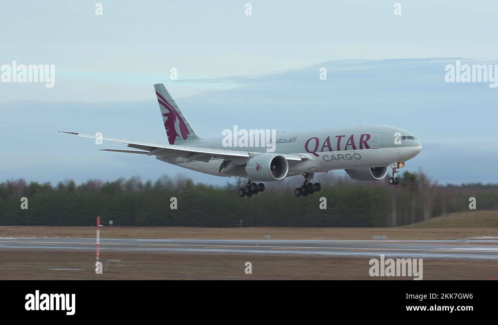 Qatar boeing 777 landing Stock Videos & Footage - HD and 4K Video Clips ...