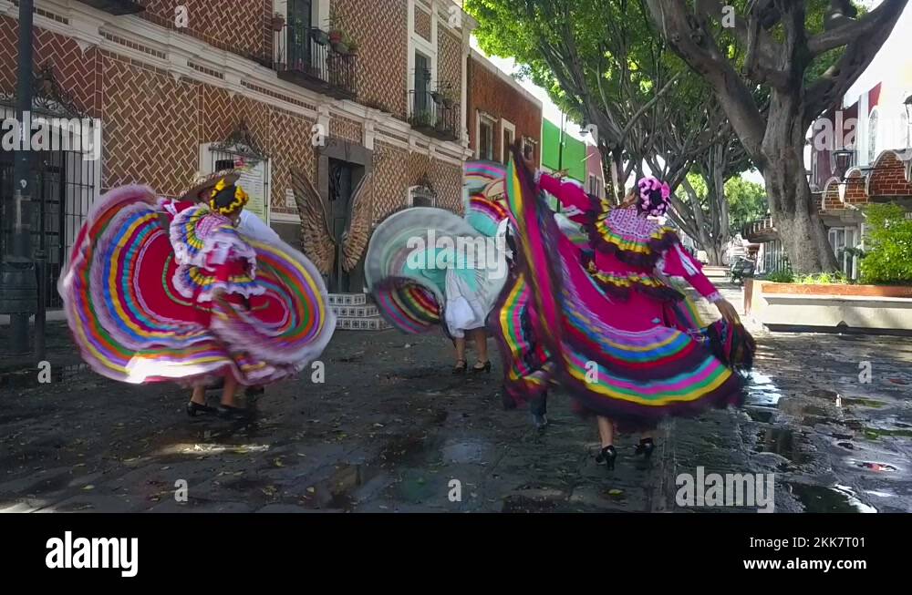 Mexican folk dance, Mexican dancers, Downtown Puebla, Jarabe Tapatio Stock Video Footage - Alamy