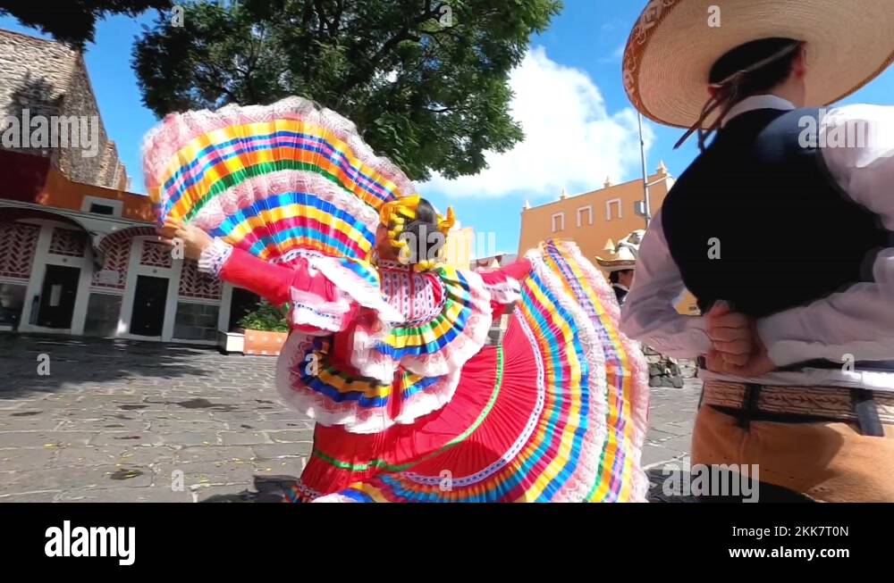 Mexican folk dance, Mexican dancers, Downtown Puebla, Jarabe Tapatio ...