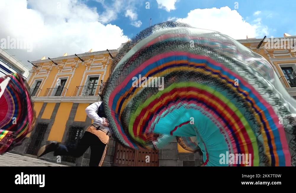 Mexican folk dance, Mexican dancers, Downtown Puebla, Jarabe Tapatio ...