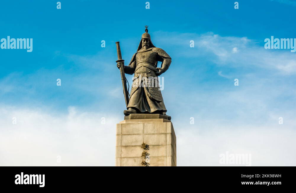 October 13, 2017 : The statue of Admiral Yi Sun-shin in Gwanghwamun ...