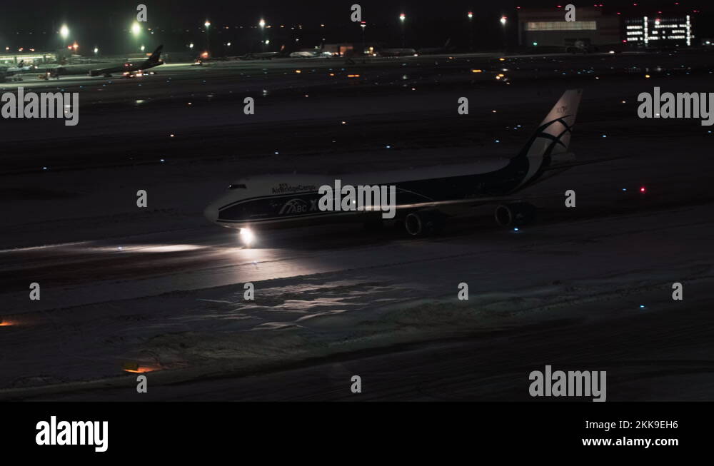 Boeing 747 8 landing Stock Videos & Footage - HD and 4K Video Clips - Alamy