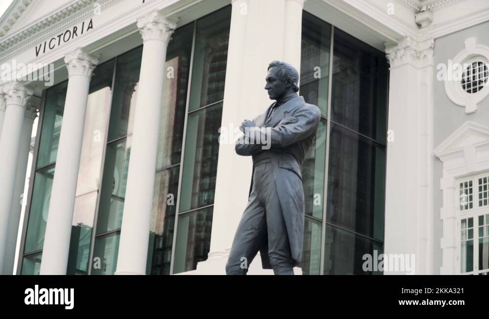 Bronze Sculpture Of Sir Stamford Raffles At The Victoria Theatre And Stock Video Footage - Alamy