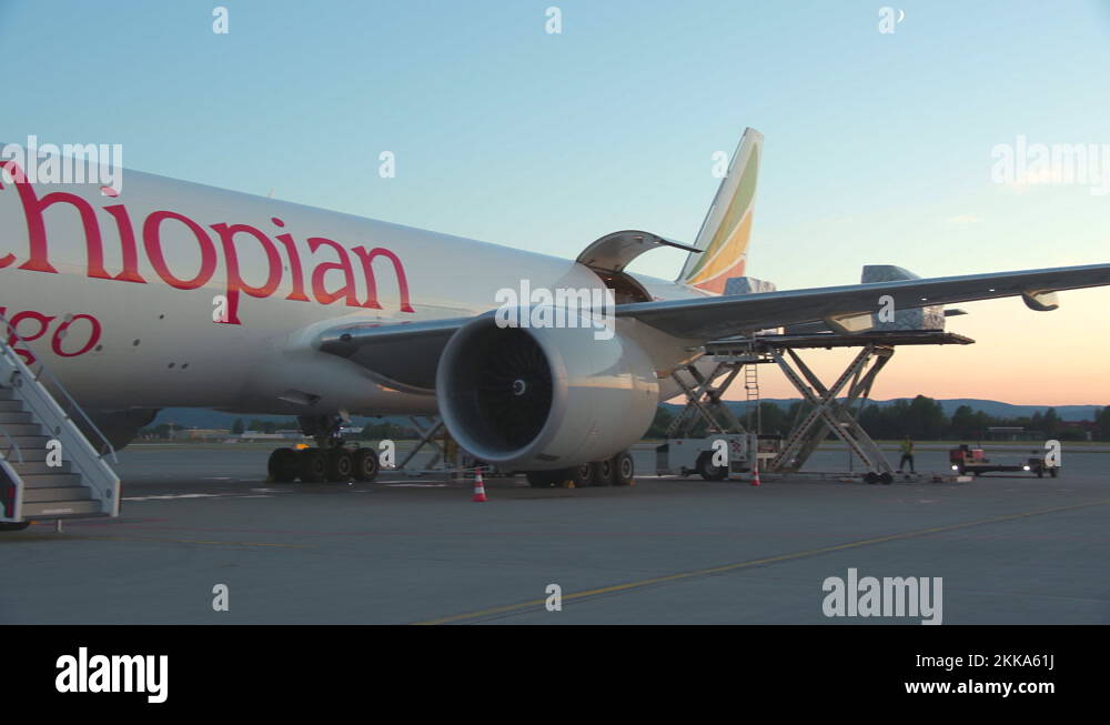 Airport cargo ramp Stock Videos & Footage - HD and 4K Video Clips - Alamy