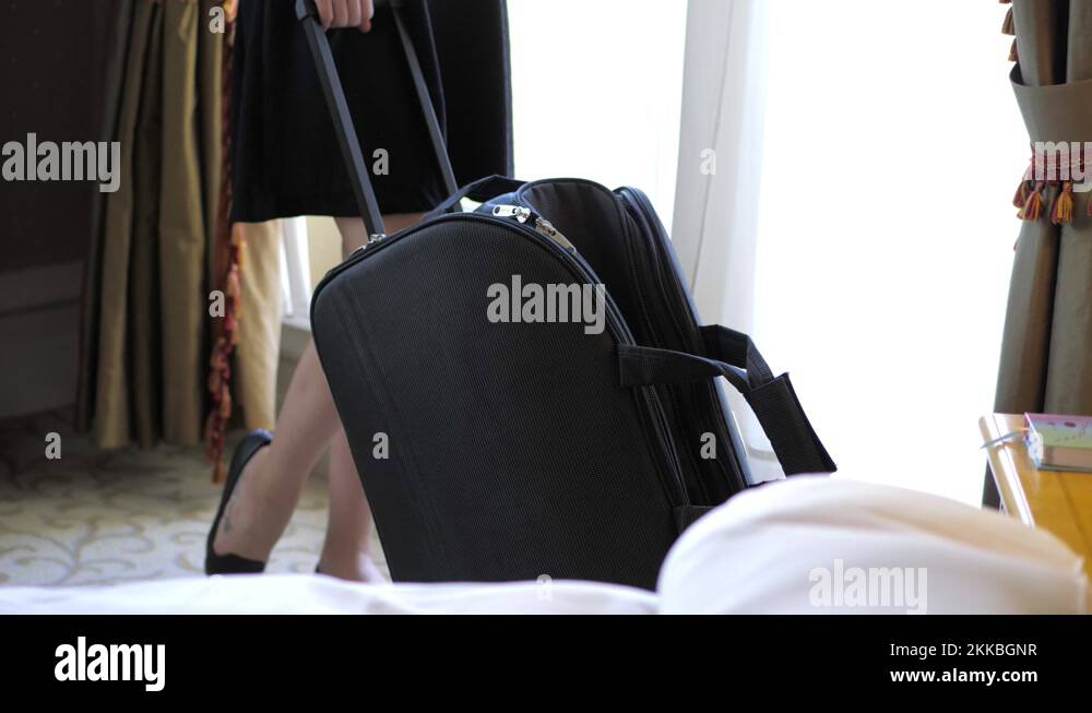 Women with suitcase Stock Videos & Footage - HD and 4K Video Clips - Alamy