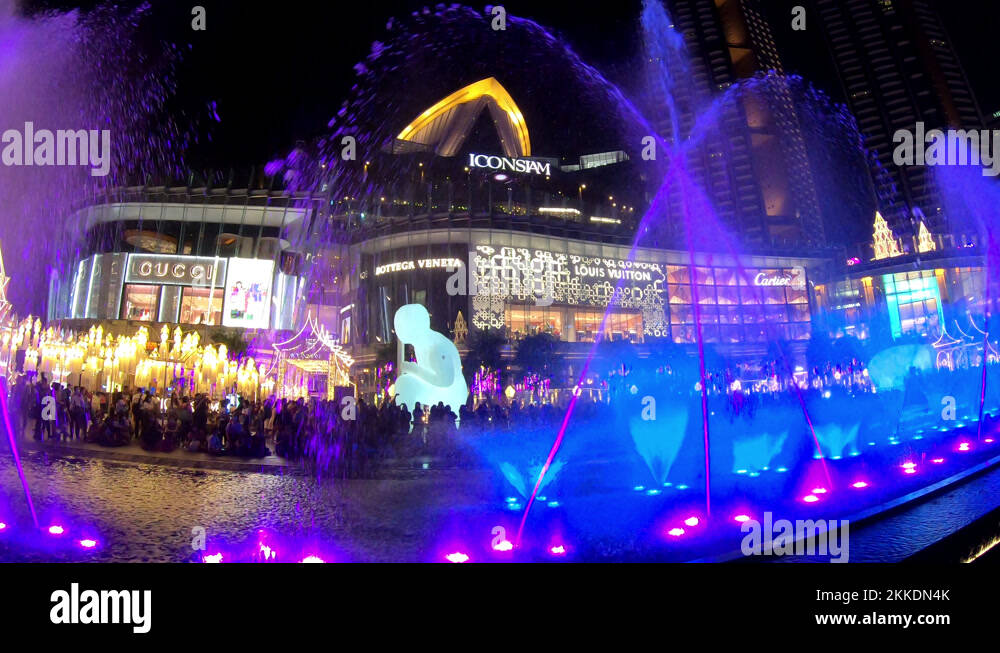 Dancing fountain show in Iconsiam,the longest water dance in Southeast ...