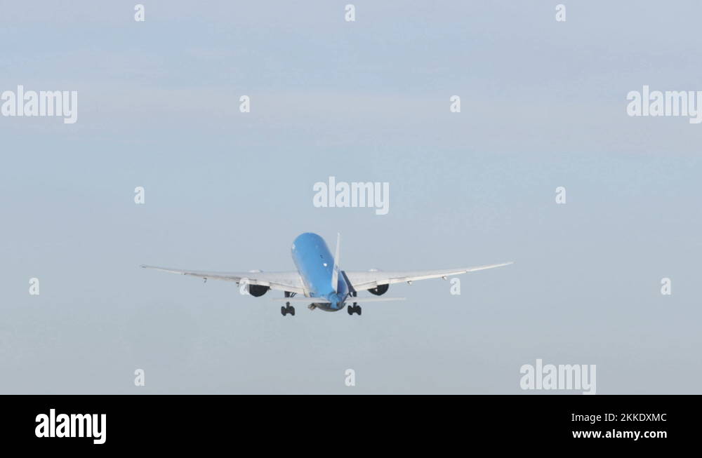 KLM Boeing 777 Taking Off Stock Video Footage - Alamy