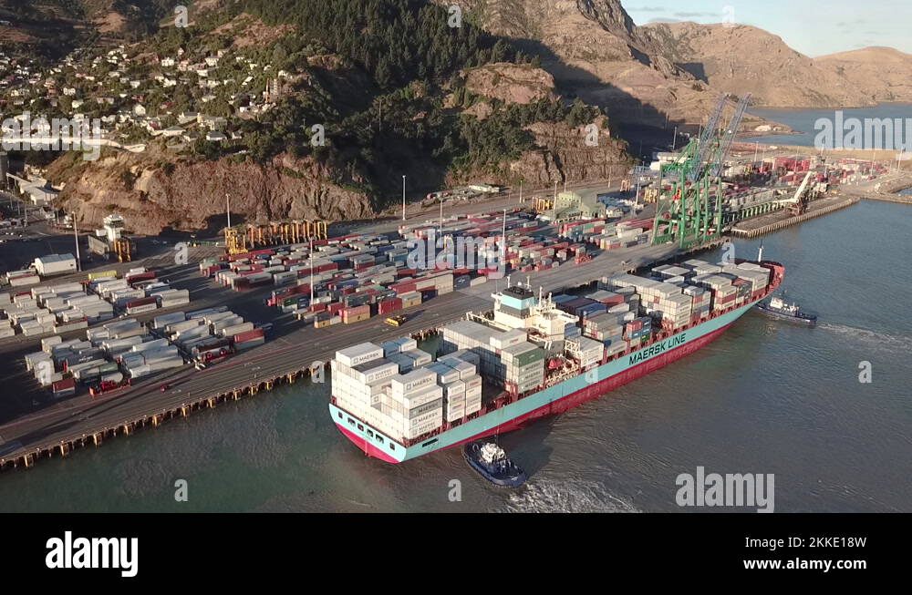 Tugs docking mooring Stock Videos & Footage - HD and 4K Video Clips - Alamy