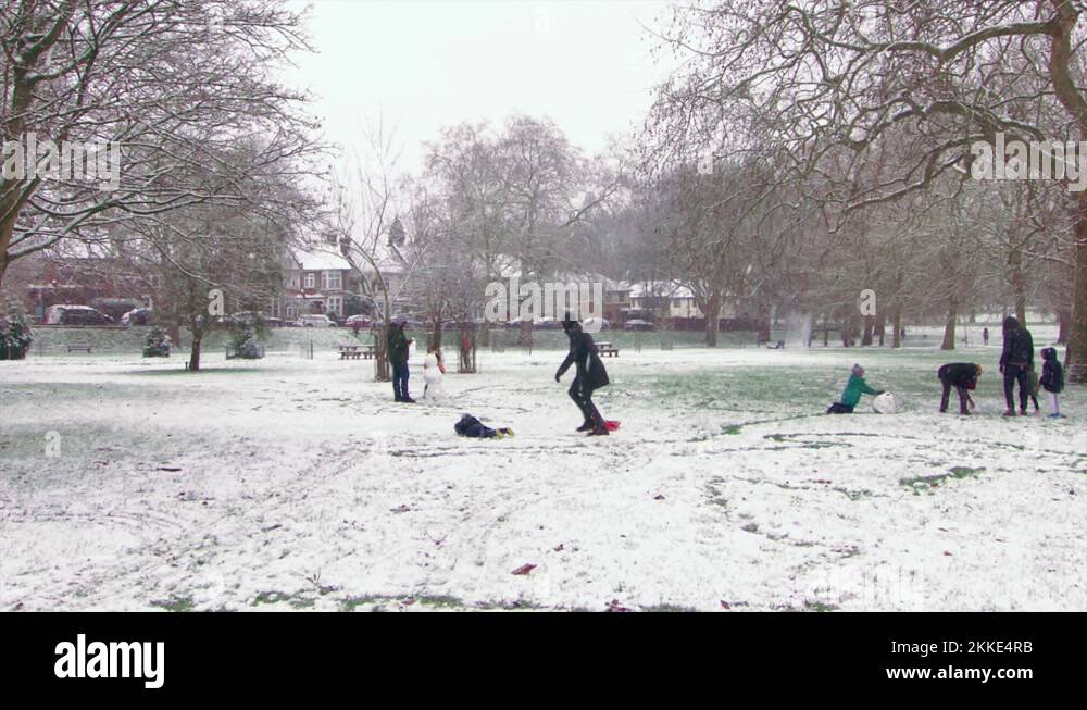 Snow london parc, father drops kid from sledge then picks him up - slow ...