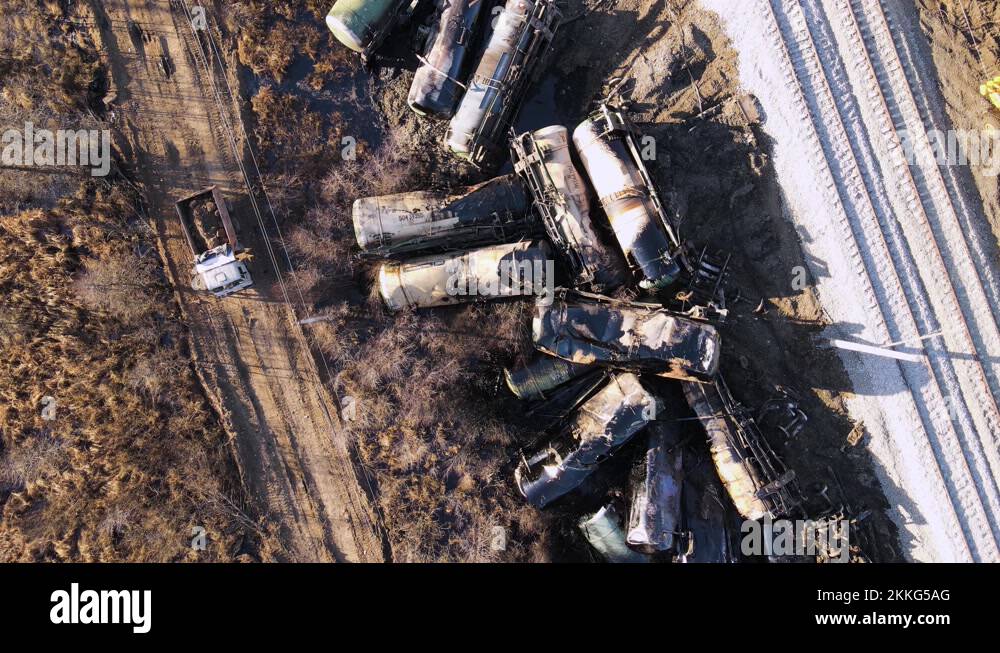 A train wreck on the railroad, scattered cisterns, worth a dump truck ...