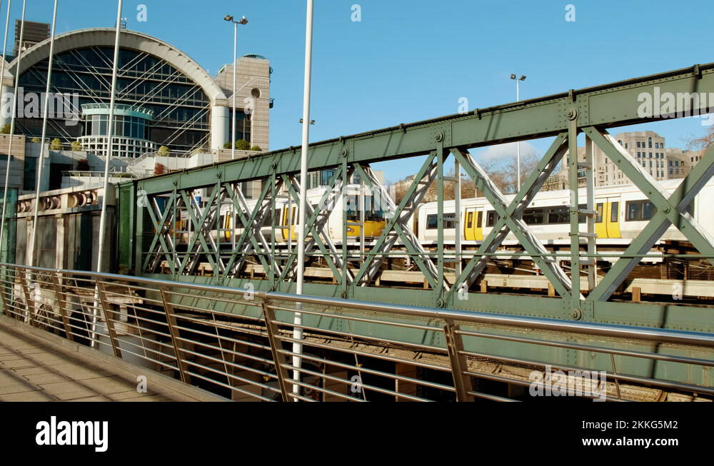 Hungerford rail bridge Stock Videos & Footage - HD and 4K Video Clips ...