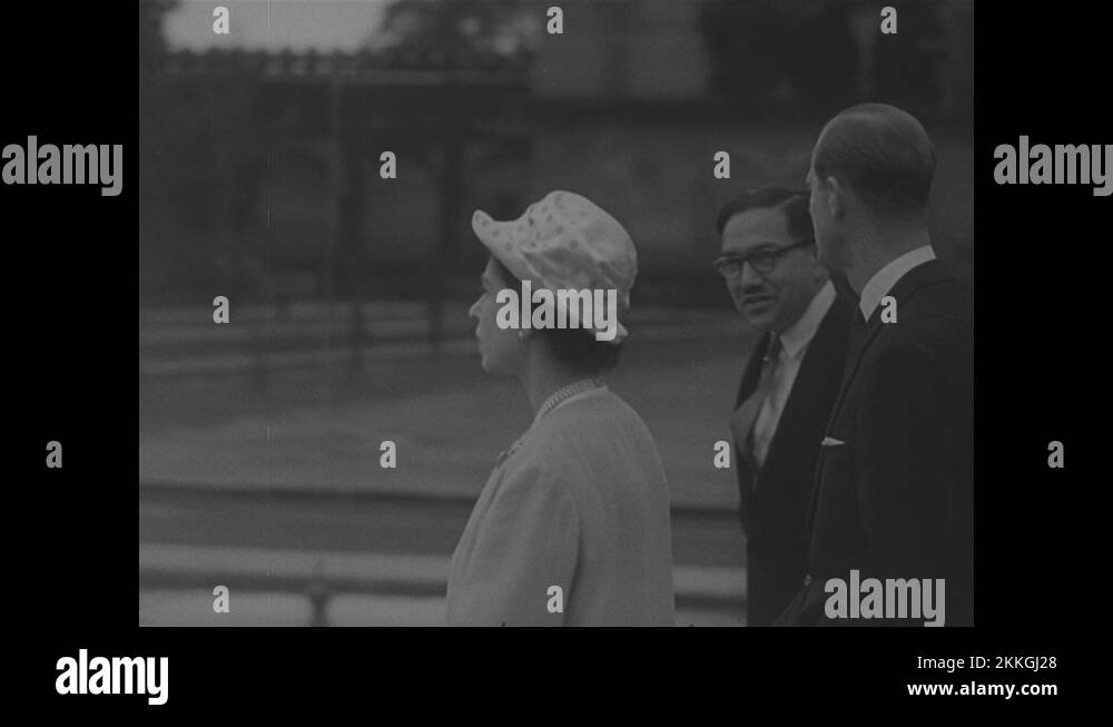 1960s: Queen Elizabeth II and Prince Phillip visit the Taj Mahal in ...