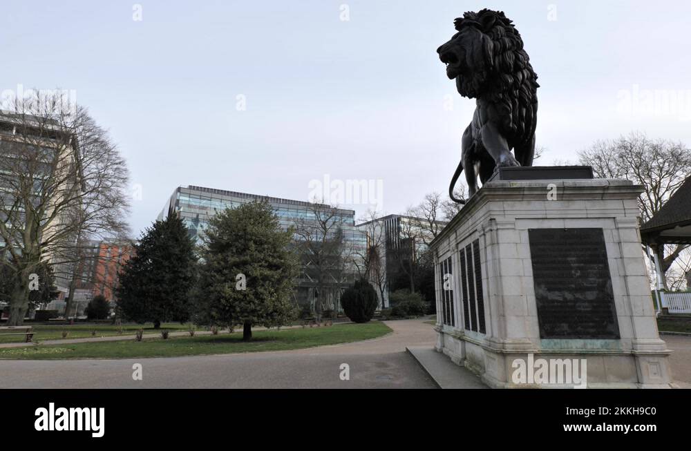 Reading lion statue Stock Videos & Footage - HD and 4K Video Clips - Alamy