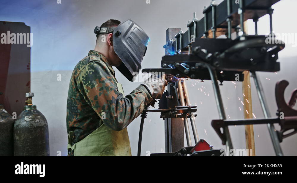 Master welding Stock Videos & Footage - HD and 4K Video Clips - Alamy