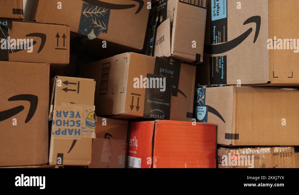Amazon shipping box Stock Videos & Footage - HD and 4K Video Clips - Alamy