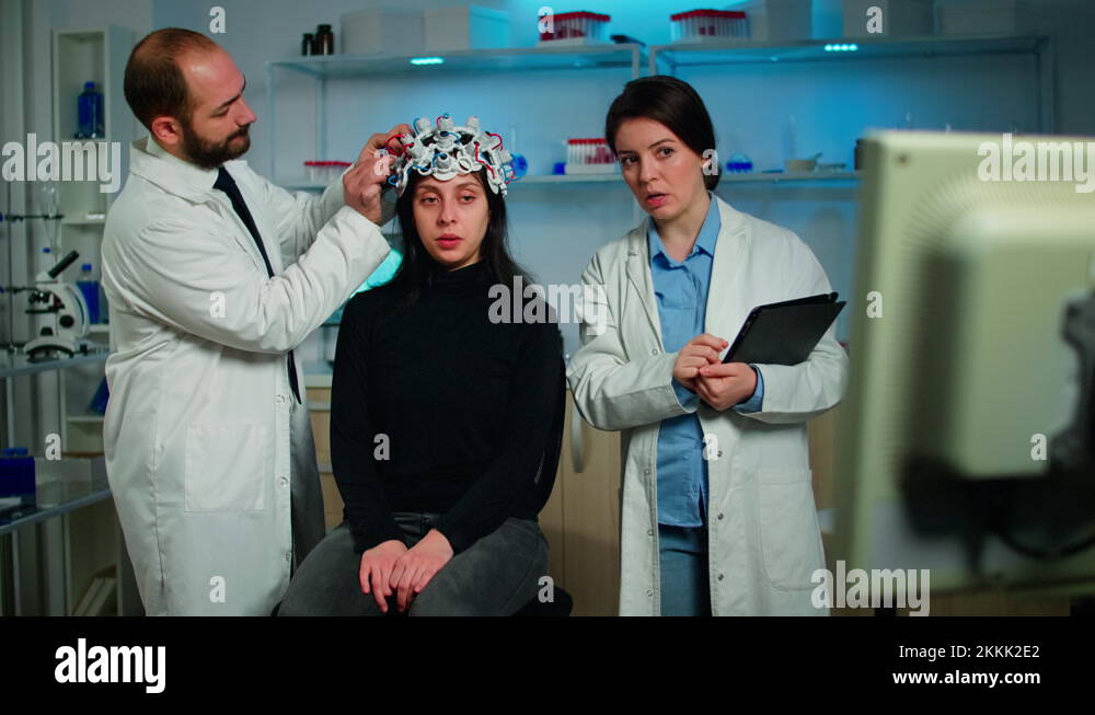 Woman doctor explaning tomography scan from monitor computer Stock ...