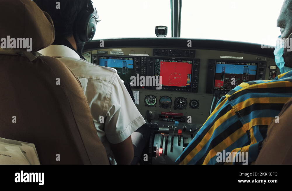 Pilots flying cessna Stock Videos & Footage - HD and 4K Video Clips - Alamy