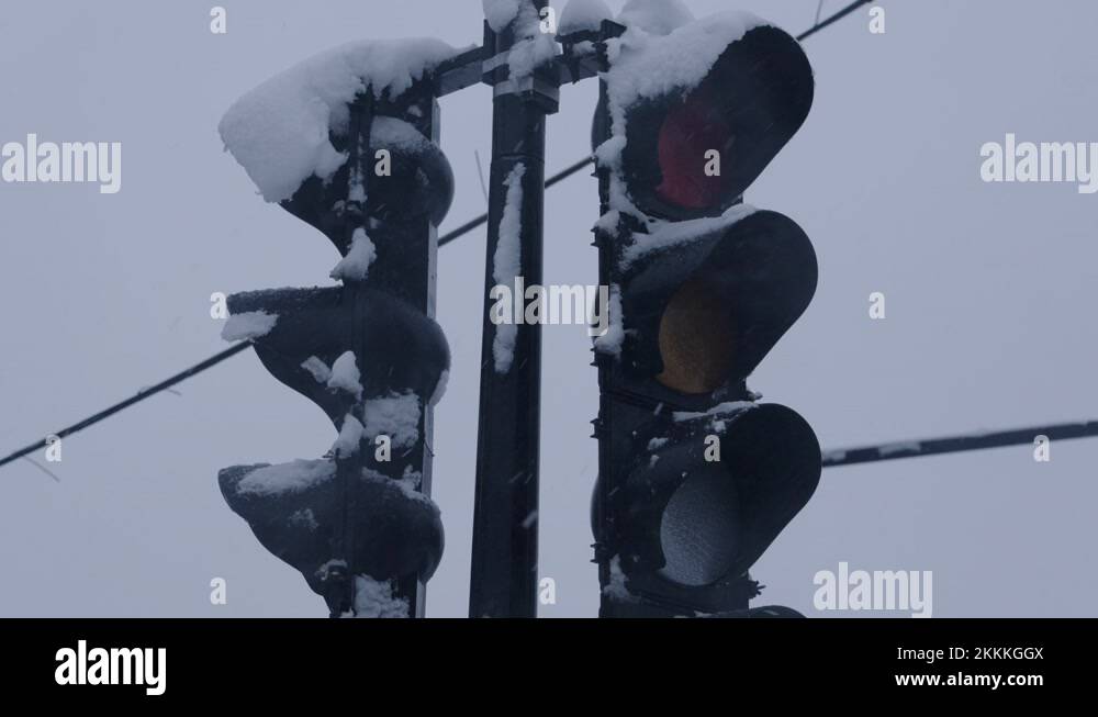 Snowy traffic light Stock Videos & Footage - HD and 4K Video Clips - Alamy