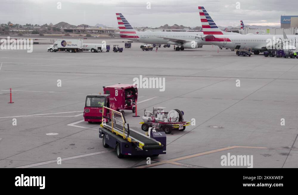 Belt loader airport luggage Stock Videos & Footage - HD and 4K Video ...