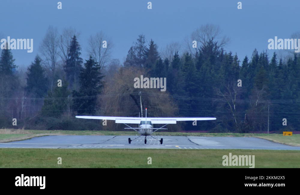 Cessna 172 ground Stock Videos & Footage - HD and 4K Video Clips - Alamy