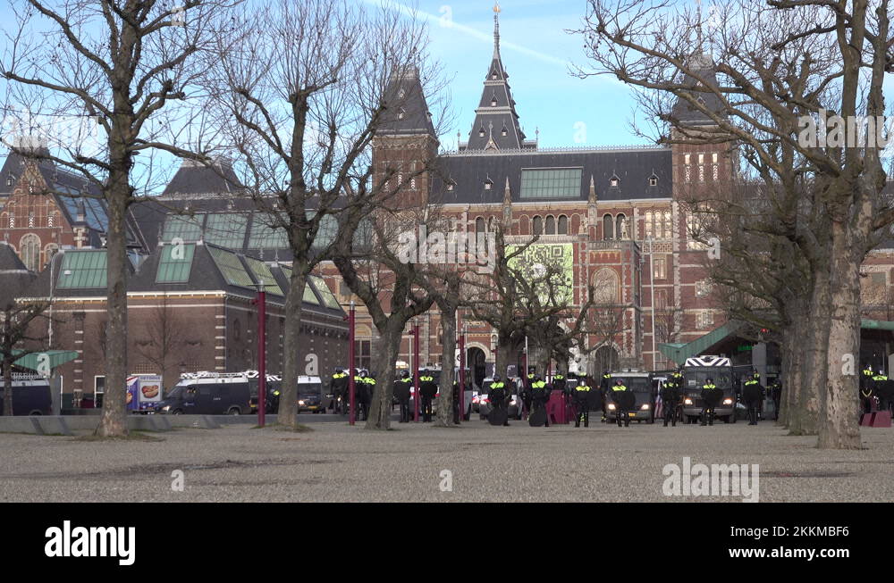 Dutch riot police officers line up in front of famous Rijksmuseum in ...