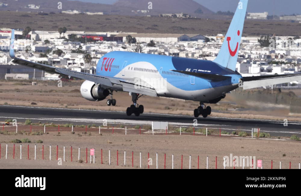 Tui flight landing Stock Videos & Footage - HD and 4K Video Clips - Alamy