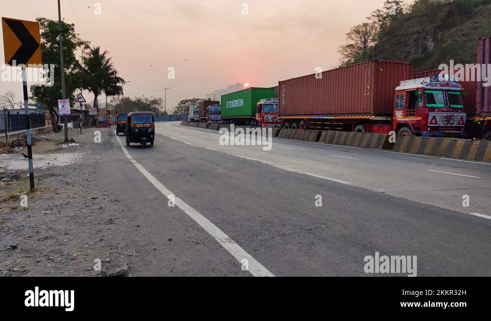 Indian Auto rickshaw breaking traffic rules, driving on wrong way on ...