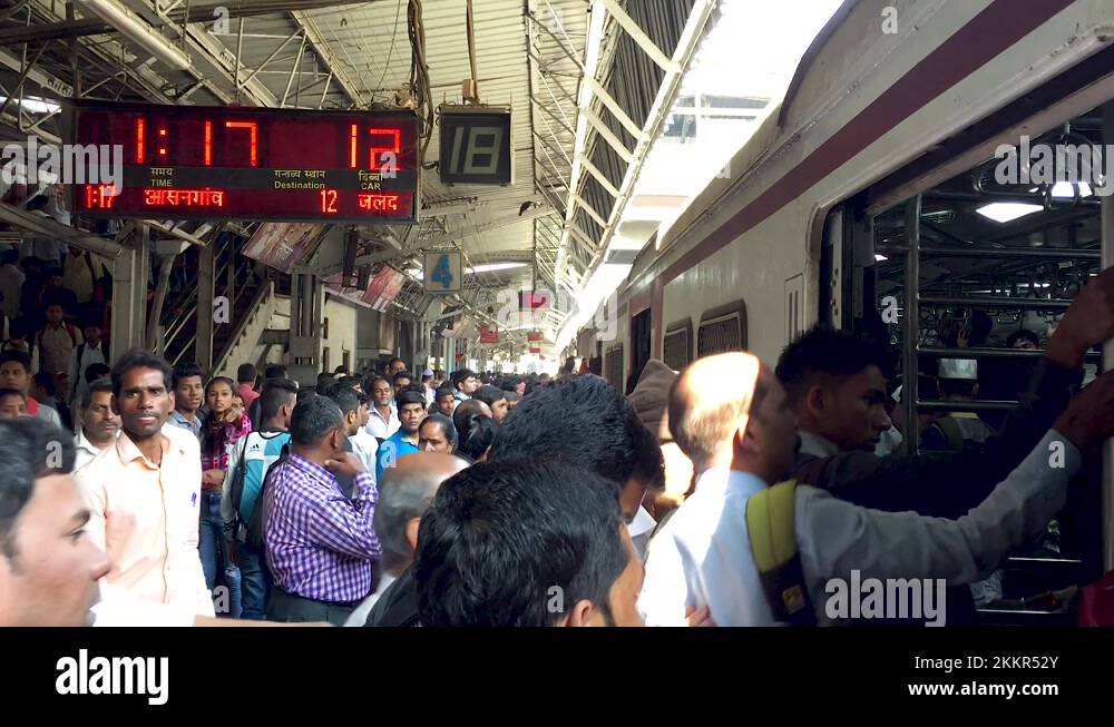 Overcrowded train india Stock Videos & Footage - HD and 4K Video Clips ...
