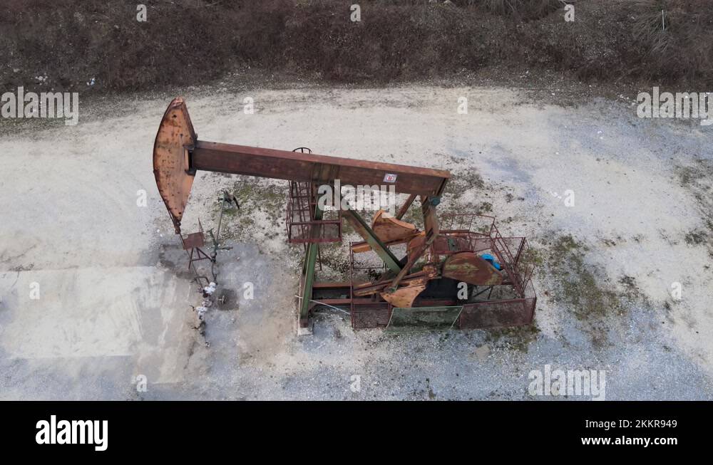 Grasshopper oil drilling rig, pulling the oil out from the oil well, to ...