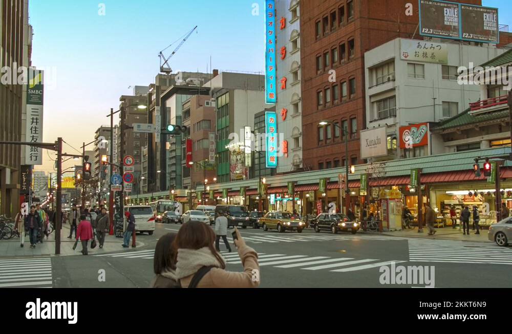 Kaminarimon gate Stock Videos & Footage - HD and 4K Video Clips - Alamy