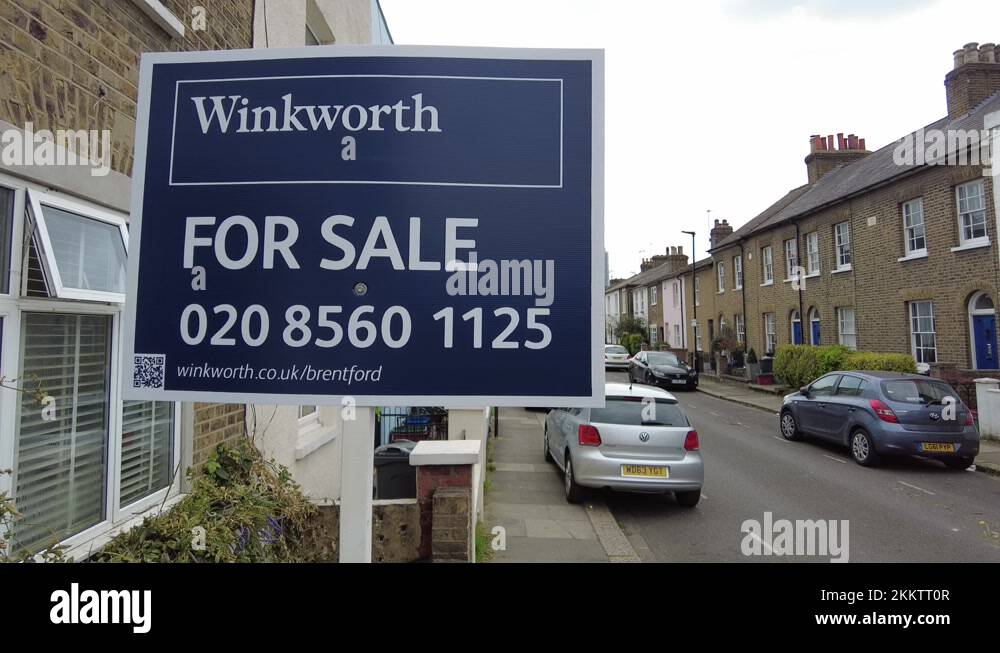 Uk estate agent sign Stock Videos & Footage - HD and 4K Video Clips - Alamy